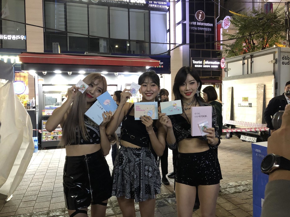 'XOX' Unidentified Rabbit Product sponsorship : neocomix