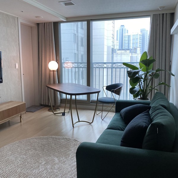 LOOP DINING TABLE 1600 (Walnut)