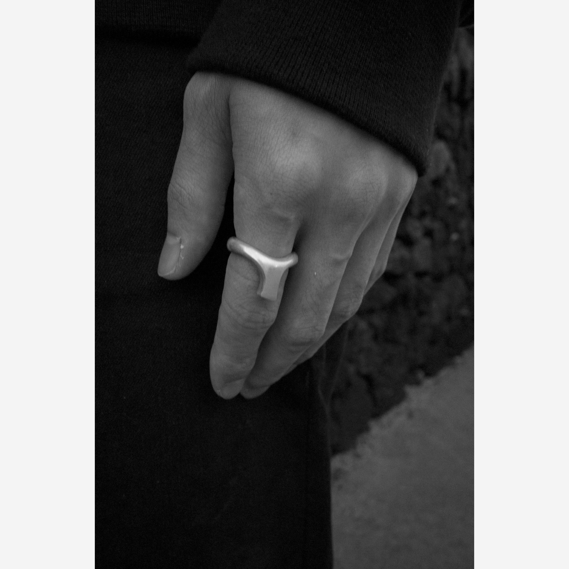 ANGULAR HORN RING : HOTDRYGREY