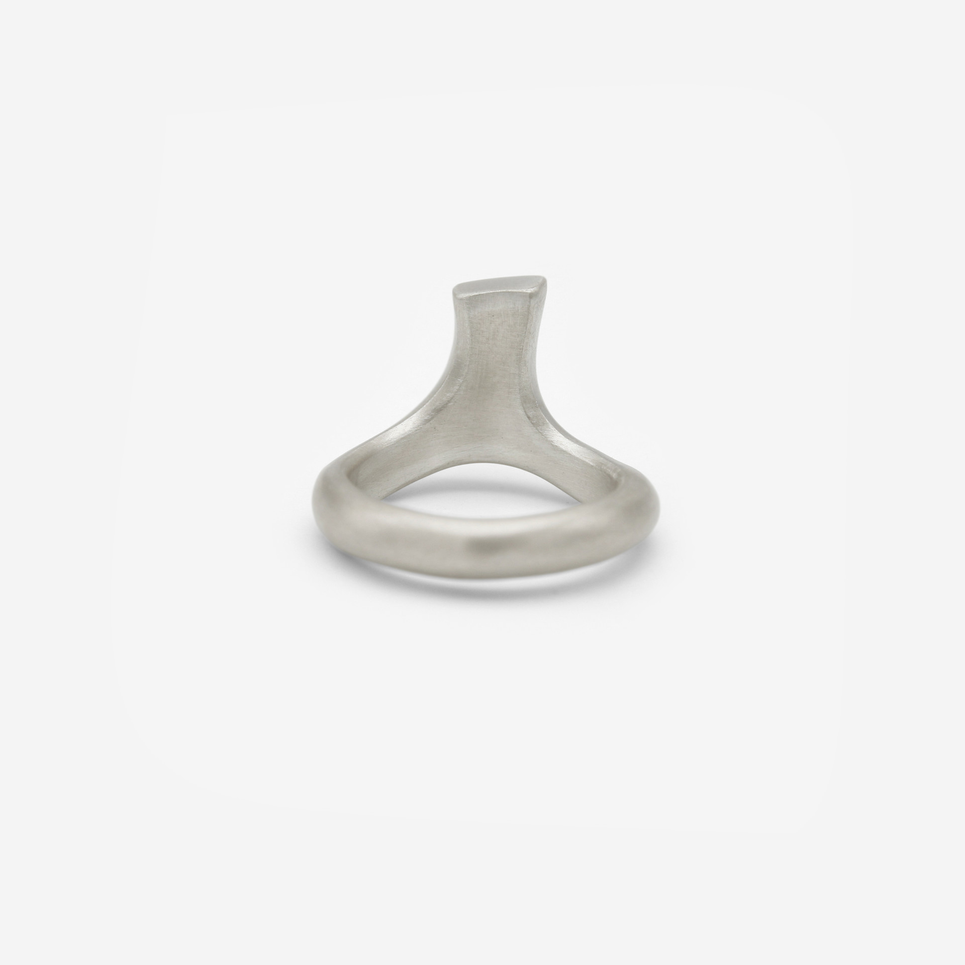 ANGULAR HORN RING : HOTDRYGREY