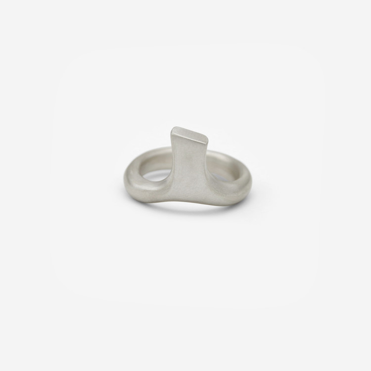 ANGULAR HORN RING : HOTDRYGREY