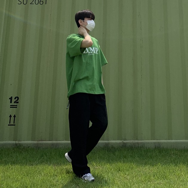 DAMP CLASSIC LOGO ATELIER OVERSIZED TEE_YELLOW GREEN : 모티브-이펙트