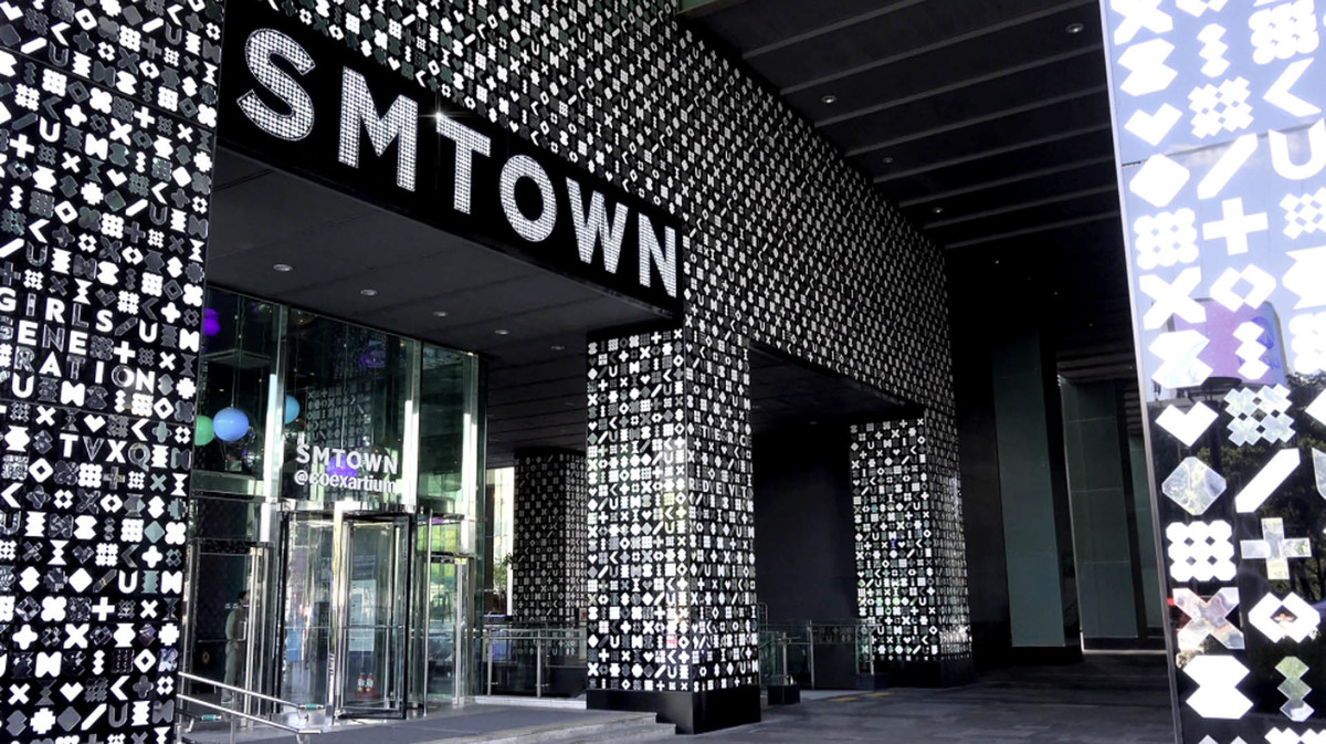 SM Town : SEL - Defining Brilliance
