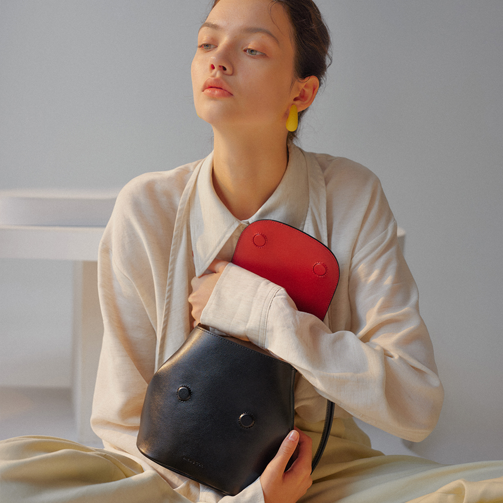 (HIEMS COR) 51 SNAP SHOULDER BAG BLACK/BURNT RED : wink. - Global B2B ...