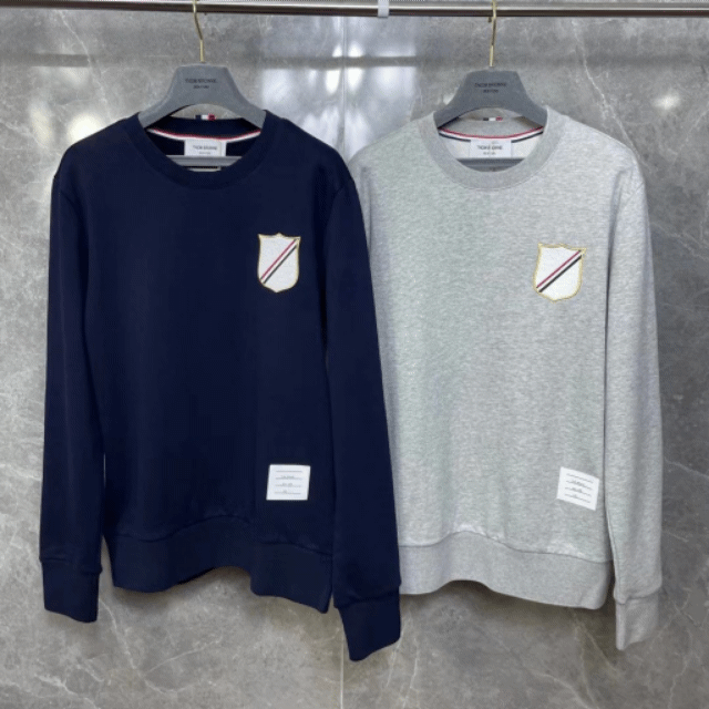 22FW 톰*브라운 삼선 방패 자수 라운드 맨투맨 : JB스토어