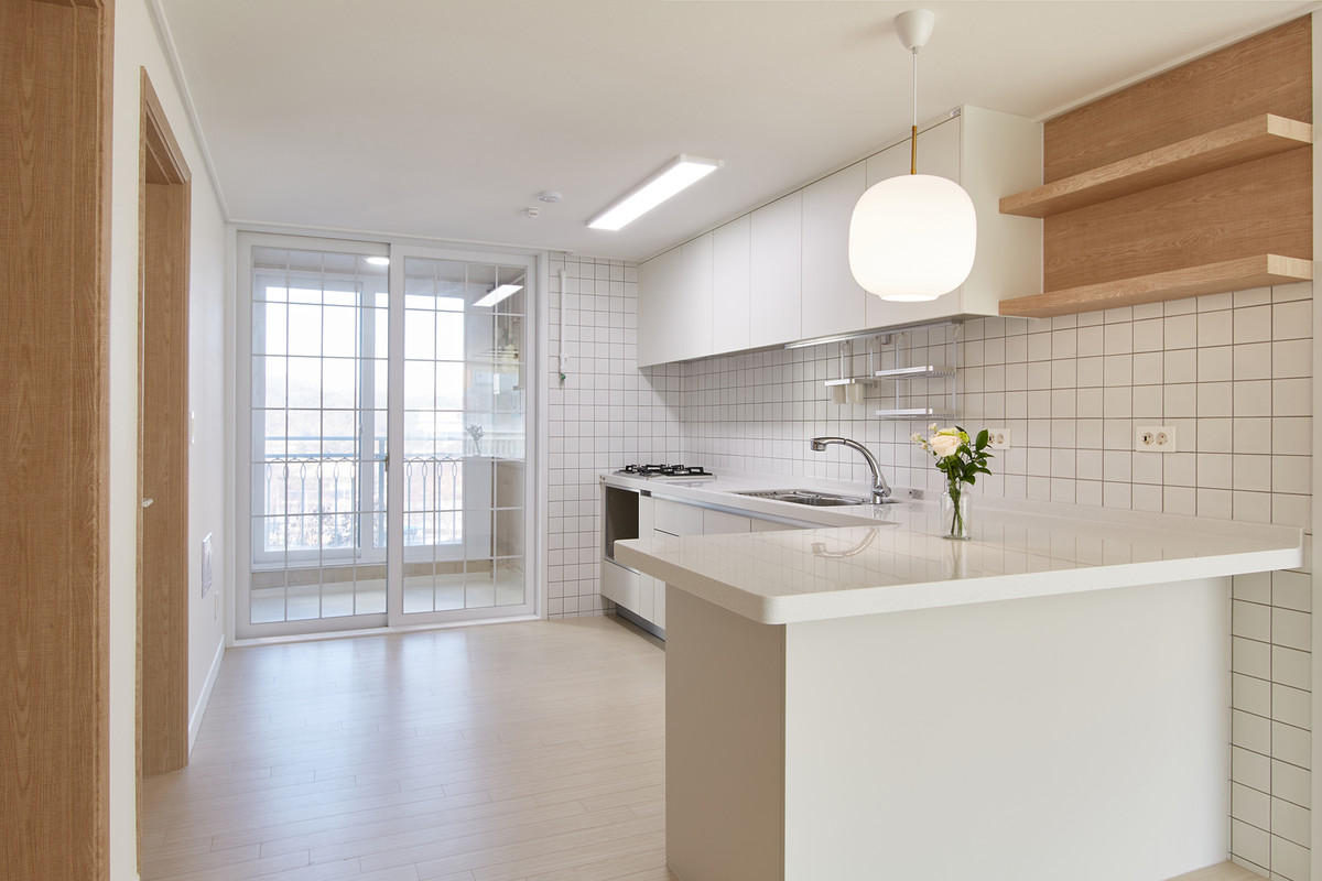 따뜻한 우드와 베이지 톤의 용인 민속마을쌍용 33py : HOME