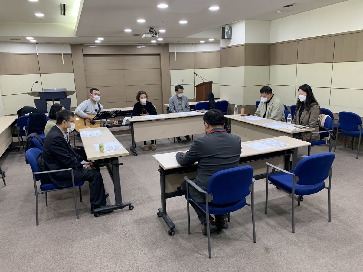 우리는 기대하며, 기다리며,기도합니다. : 스토리