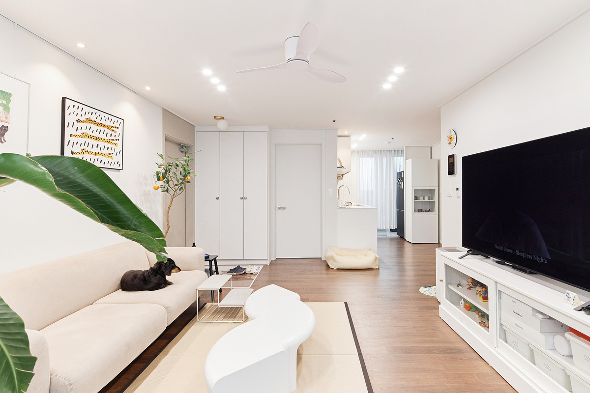 다크 우드톤으로 이국적인 느낌 물씬, 수지더리버하임 23PY : HOME