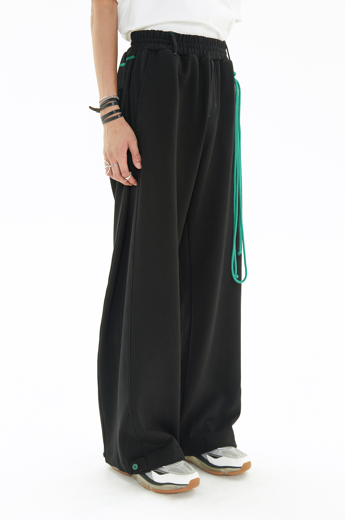 Side tuck wide pants (black) : 더 아이덴티티 프로젝트 LAB