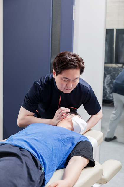 저릿저릿 쑤시는 목디스크 치료법과 주의사항 : 바른미본의원