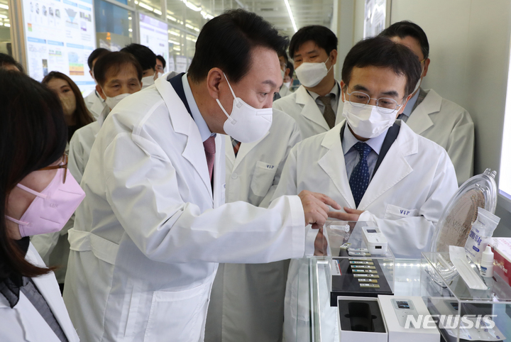 President Yoon Seok-yeol looks at Mara Nanotech's Nanobiosensor-based ...