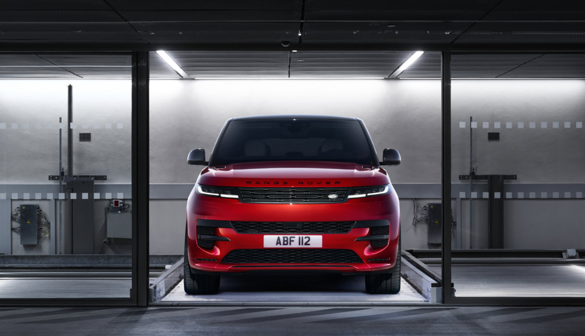 재규어 랜드로버 코리아가 랜드로버의 모던한 디자인과 역대 최고 수준의 감각적인 역동성과 기능성을 갖춘 럭셔리 스포츠 Suv로 진화한 올 뉴 레인지로버 스포츠의 가격을