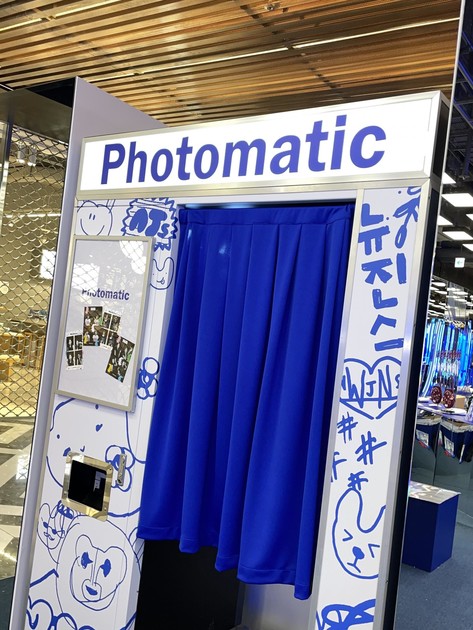 뉴진스 1st 팝업스토어 : Photomatic®