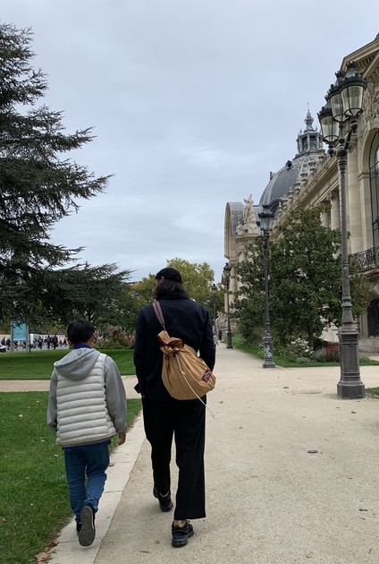 가족과 함께 파리를 걸었다. : Paris Class