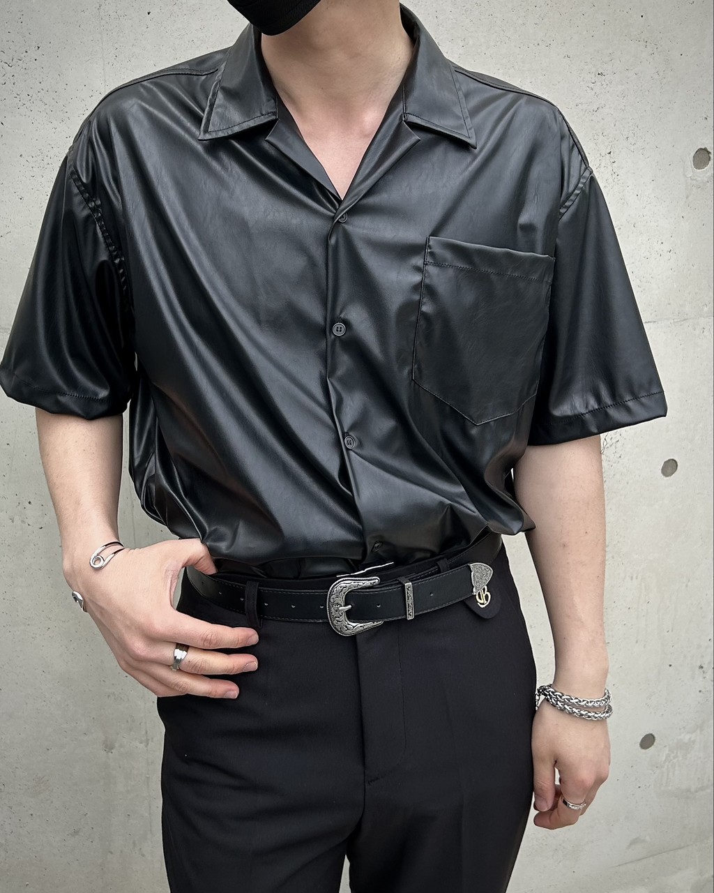 [ICVN] 비건레더 유광 반팔 셔츠 : 이치반