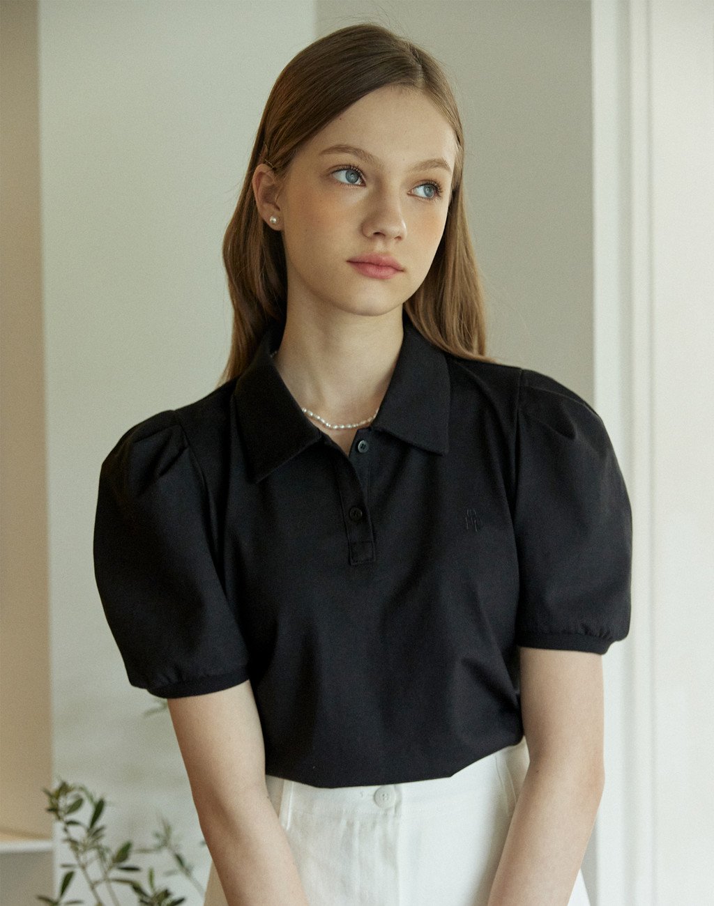 Julia Puff Collar T-Shirt - Black : [아워호프] 당신의 행복한 나날을 함께 합니다.