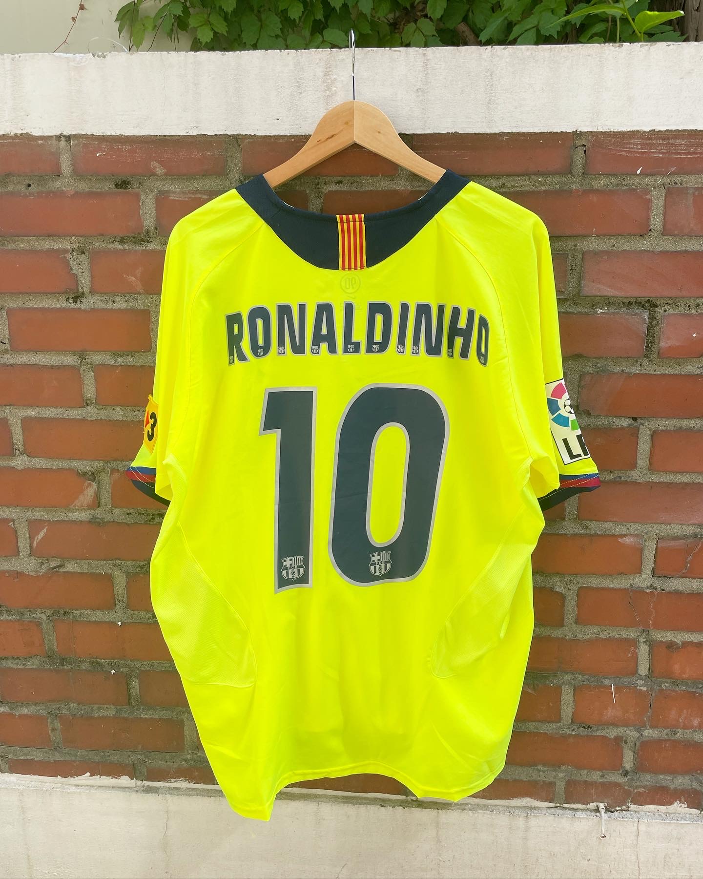 Nike 05/06 Barcelona Away Kit Ronaldinho Jersey Shirt (105) : Share the ...