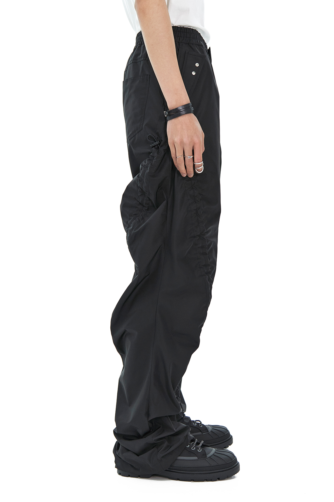 String curve wide pants (black) : 더 아이덴티티 프로젝트 LAB