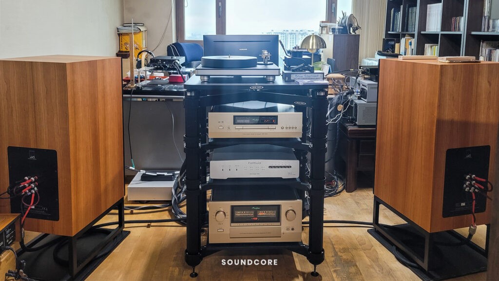 아큐페이즈로 꾸며진, 책과 음악이 가득한 서재 : Soundcore Installation Examples