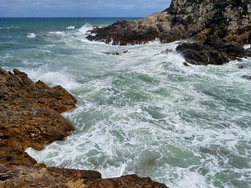 라면과 파도...그리고 찰나의 무지개 / 정호승 시(바닷가에 대하여) : 평산책방