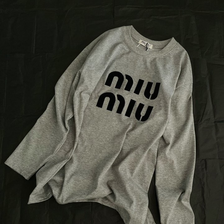 [MIU MIU]미우미우 23FW 아플리케 로고 롱슬리브 : 루호샵