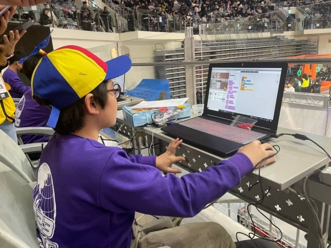 "I want to become a developer": Elementary school student swiftly codes ...