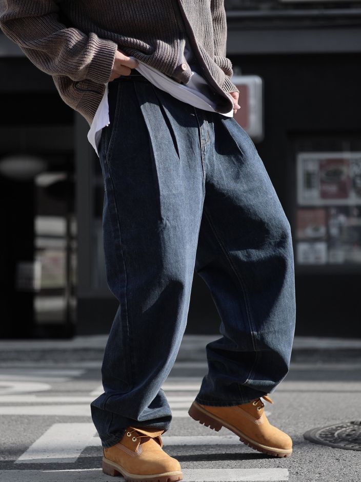 Strap two tuck wide denim pants : ACHRO-