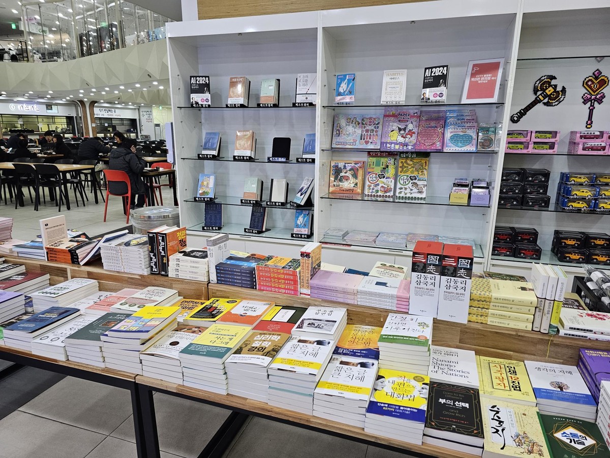 기흥 휴게소에 있는 작은 서점 베스트 셀러는 평산책방