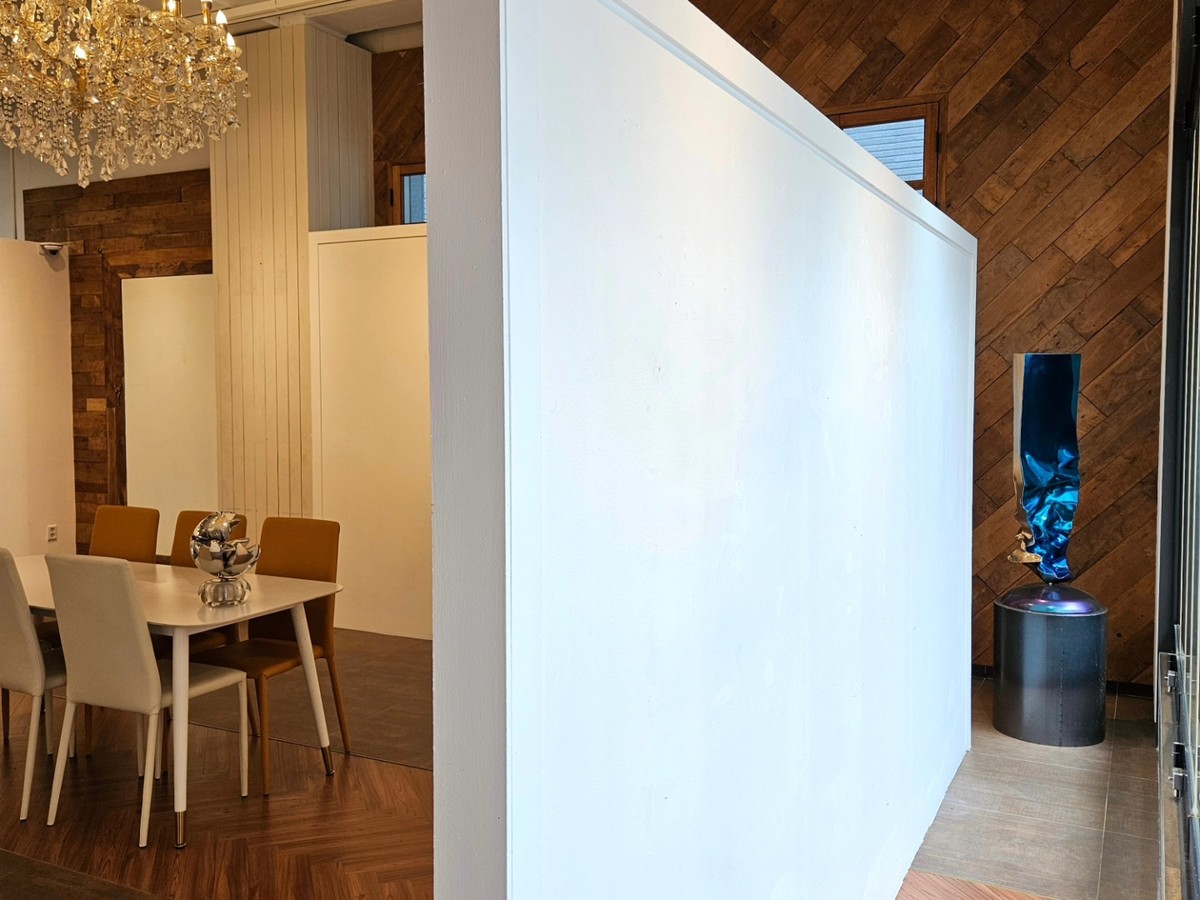 새로운 작품을 기다리는 전시 준비중의 벨라한갤러리 : Bella Han gallery