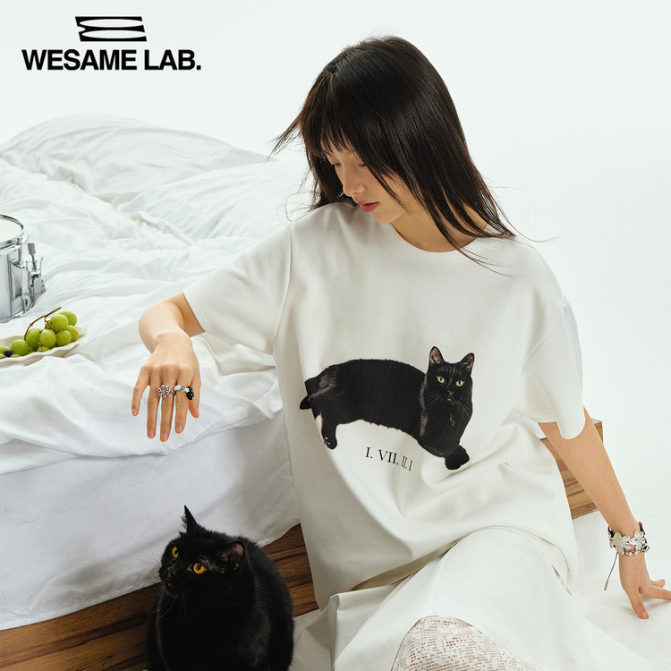 WESAME LAB Roman Numeric Cat Printed T-shirt : 유스키트 YOUTHKIT