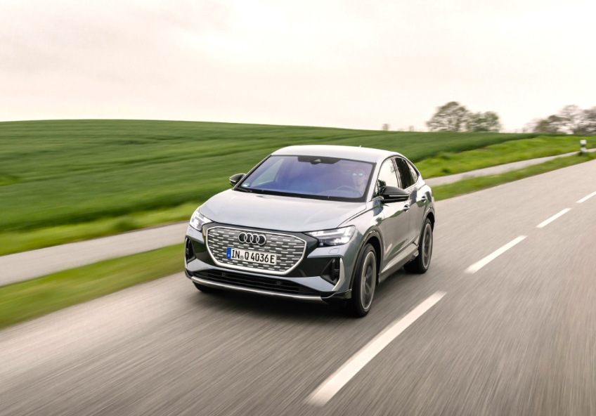 아우디 코리아가 ‘아우디 Q4 40 e-트론’과 ‘아우디 Q4 스포트백 40 e-트론’이 4월 판매량 총 325대로 2개월 연속 독일 프리미엄 수입 전기차 중 가장 많은 ...