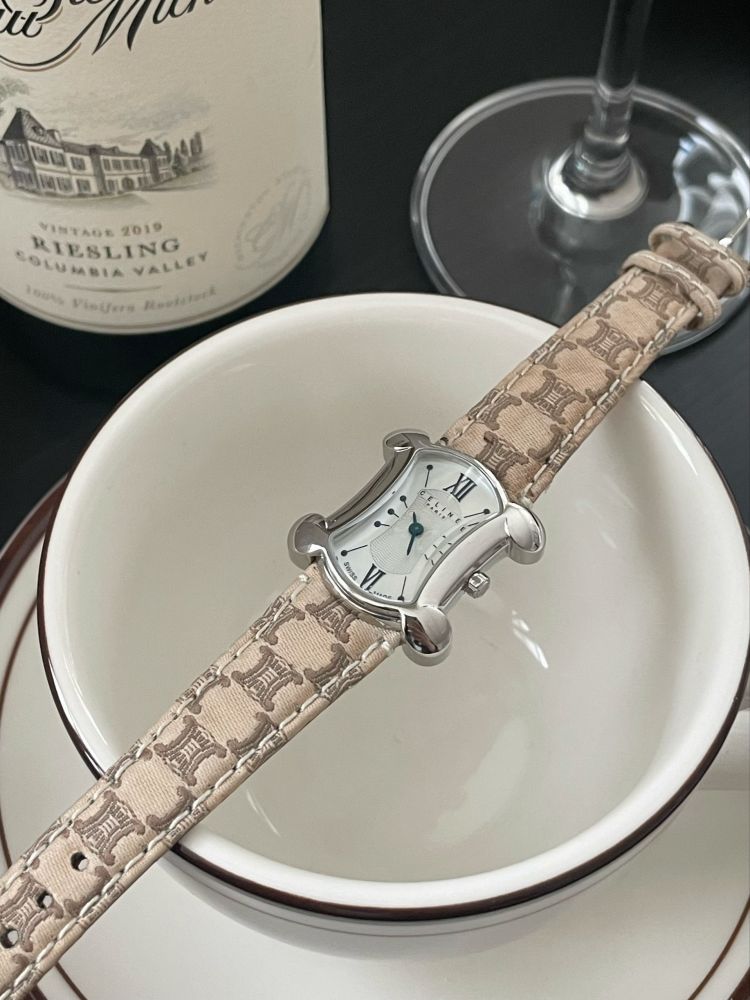 CELINE shell dial triomphe watch : LE AMANC 르아망