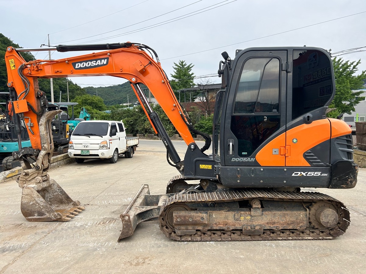 두산 DX55-5K 20년식 3,300시간 가동 3,950만원 회전라인 코끼리집게 장착 (두산5.5톤/20년/경북) : 02 03 5.5톤 중고굴삭기 직거래 매매 정보