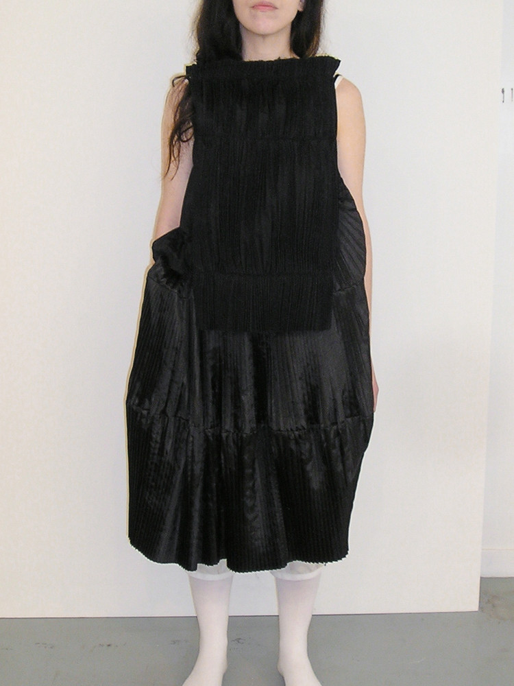 square pleats top - black : eont's