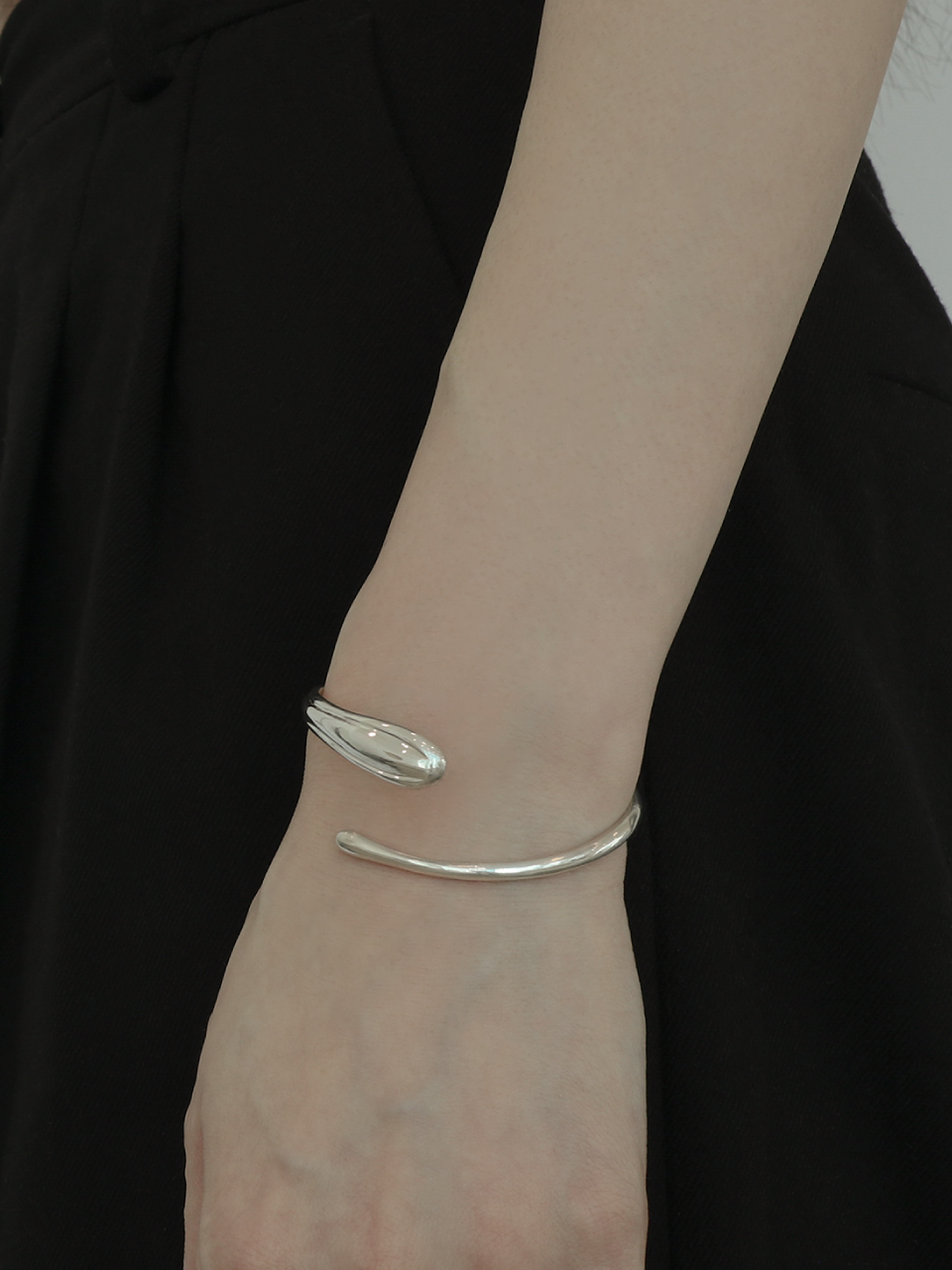 FLOW COIL BANGLE : 수이오브(SUIOVE)