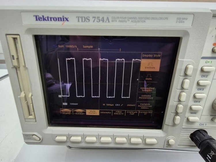 Tektronix TDS 754A 500MHz/2GS/s Oscilloscope 오실로스코프 : 엠아이티솔루션
