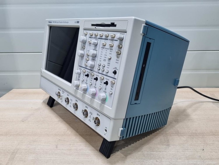 Tektronix TDS5104 Digital Phospor Oscilloscope 1GHz 5GS/s 오실로스코프 : 엠아이티솔루션