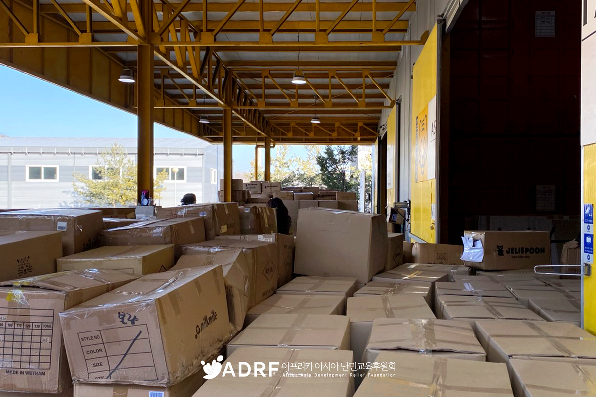 (주)뉴키즈온, ADRF에 아동복 후원 : ADRF(아프리카아시아난민교육후원회)