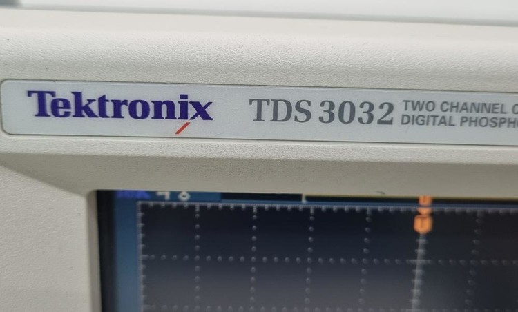 Tektronix TDS 3032 300MHz 2.5GS/s DPO Oscilloscope 오실로스코프 : 엠아이티솔루션