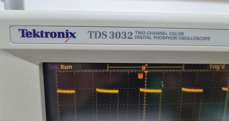 Tektronix TDS 3032 2CH 300MHz 2.5GS/s DPO 오실로스코프 : 엠아이티솔루션