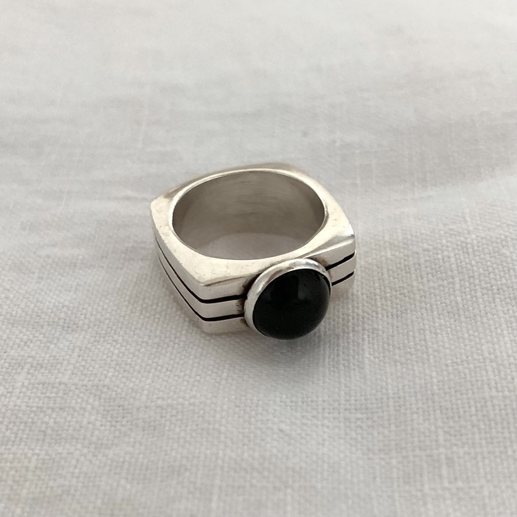 sterling silver ring with black cabochon : cosetti