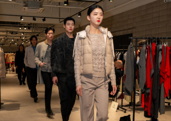 시니어 모델들, 이탈리아 브랜드 입고 런웨이서 '훨훨' : ARTICLE BOARD | EMA OFFICIAL