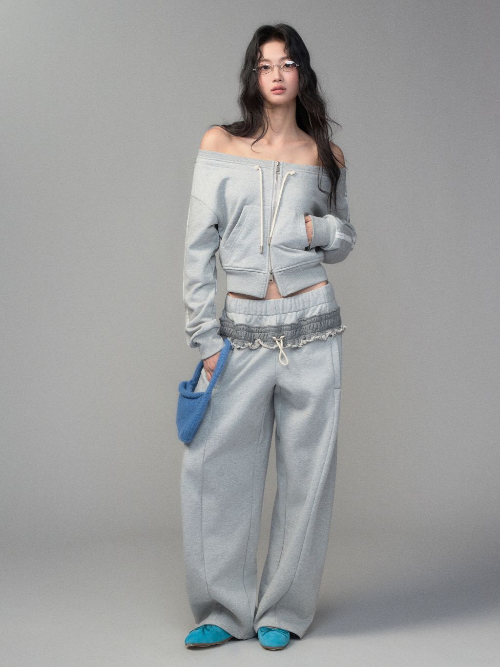 Frill-line Off Shoulder Sweatshirts & Pants Set : 리디큘러스(RIDICULOUS)