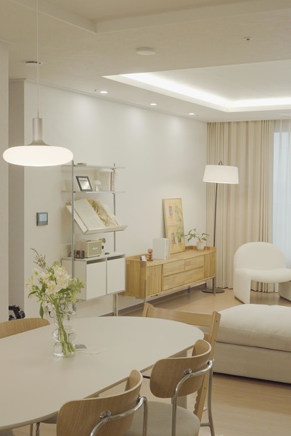 신축 아파트에 부분 시공을 더해 멋스러운 공간으로 (과천 자이 APT, 34PY) : HOME