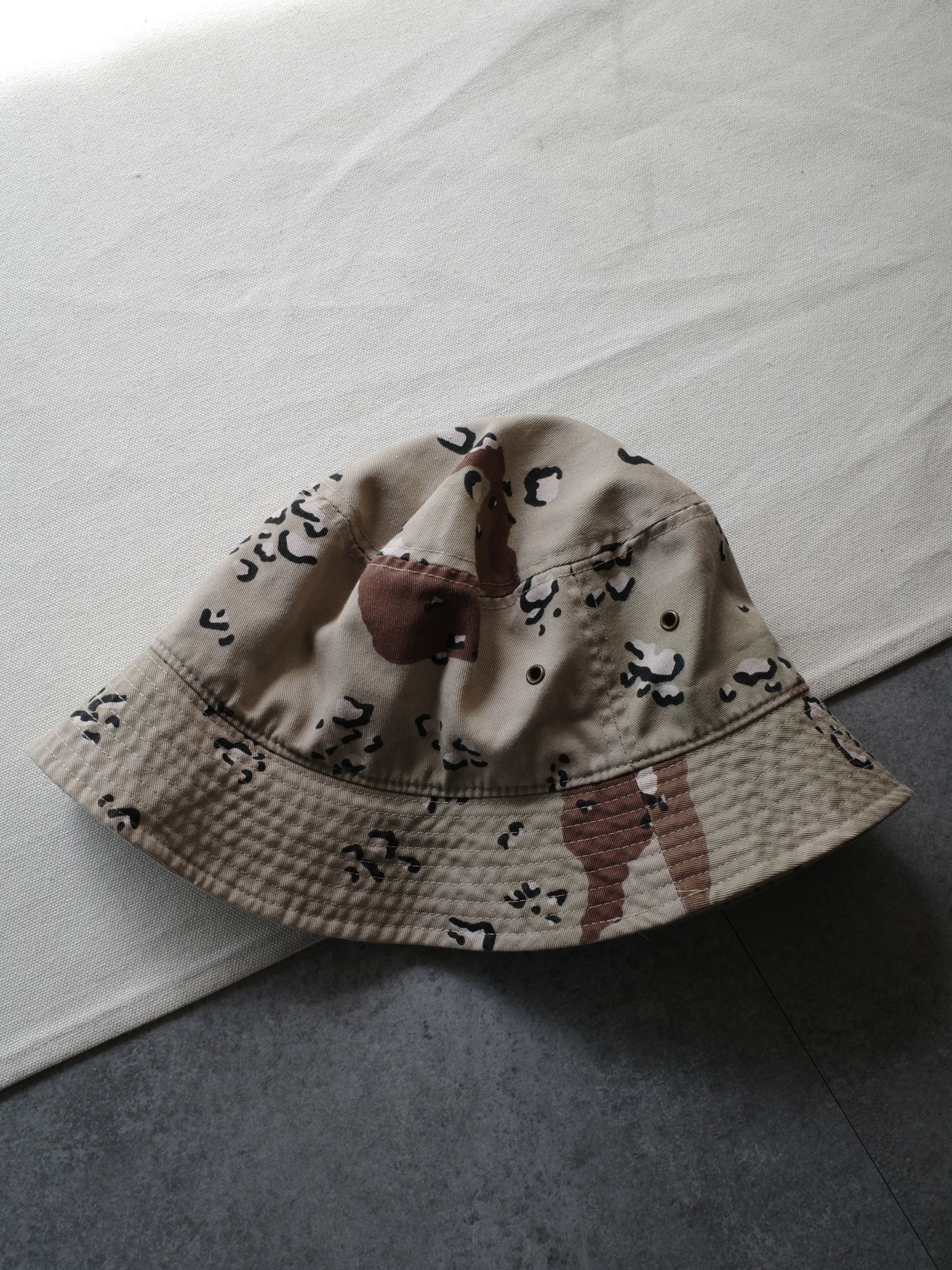 chocolate chip camo bucket hat (os) : Seoul Used