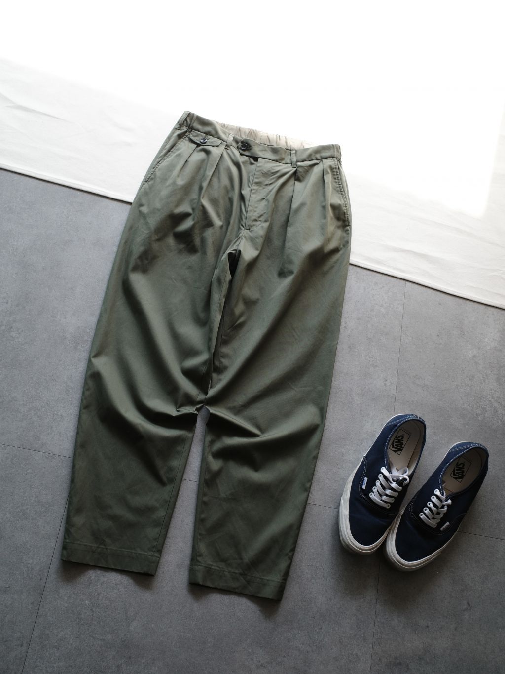 23ss graphpaper suvin sharkskin two tuck trousers (31) : Seoul Used