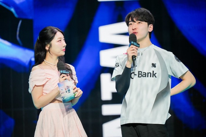 DRX ‘베인’, 수술까지 미룬 불굴의 부상 투혼 : DRX | NEWS