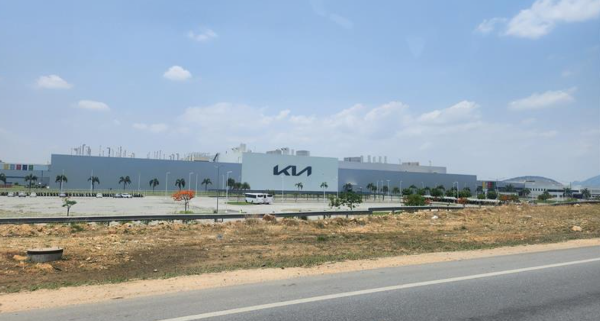 KIN 인도 공장 떨리는 첫출근! : Kia - 80 Years of Heading to Work