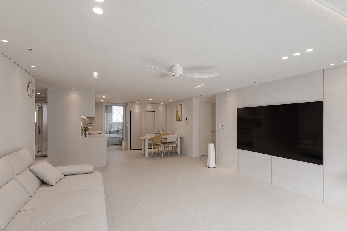 차분하고 세련된 화이트 & 연그레이 미니멀인테리어, 용인 기흥 신촌마을포스홈타운1단지 39PY : HOME