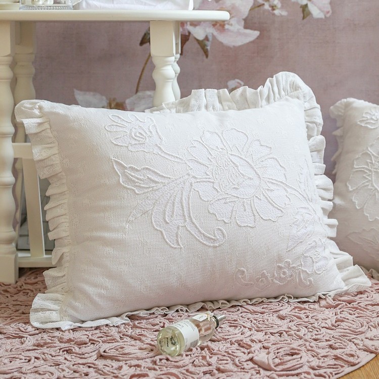 [아울렛] 꼬끄시그루 자수 직사각쿠션 꽃 (화이트) : 라벨르엠 - Labelle M